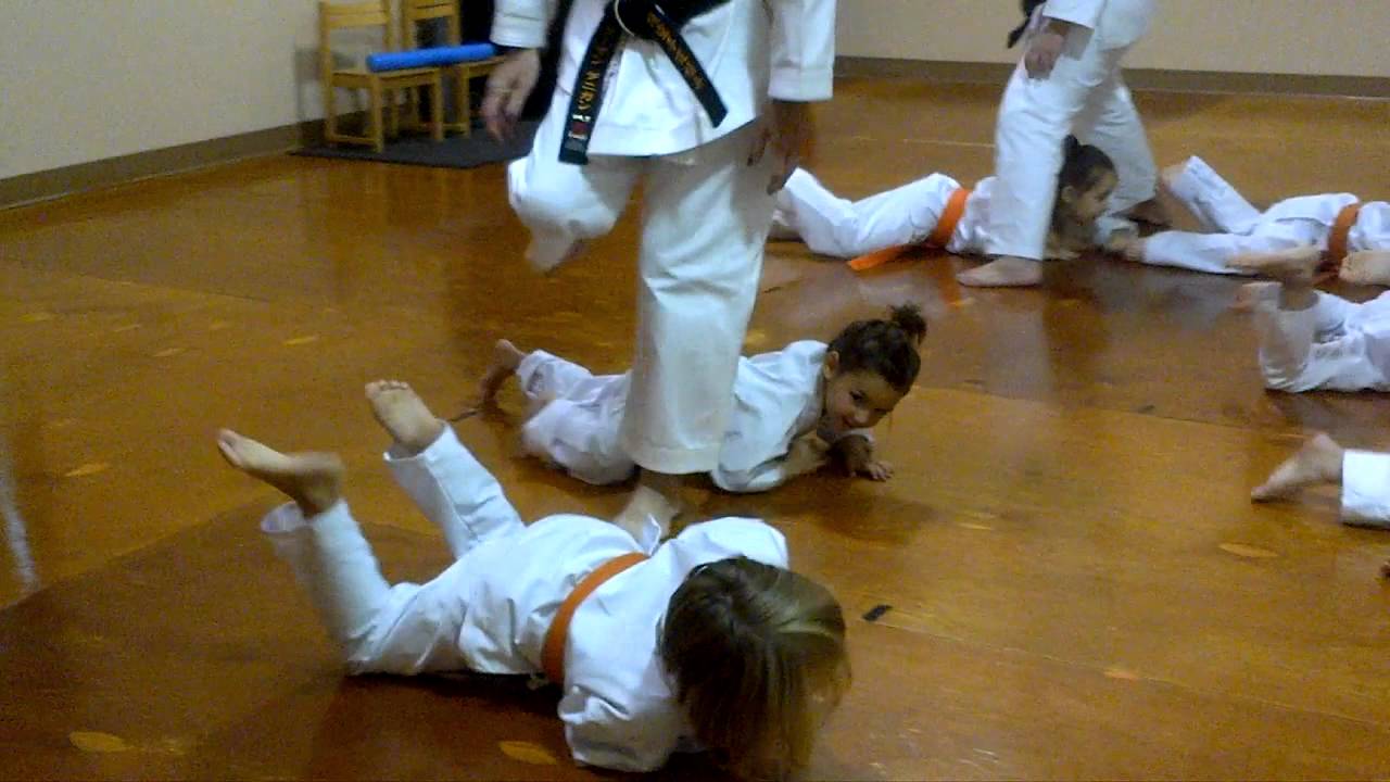 kids lizard crawling - YouTube