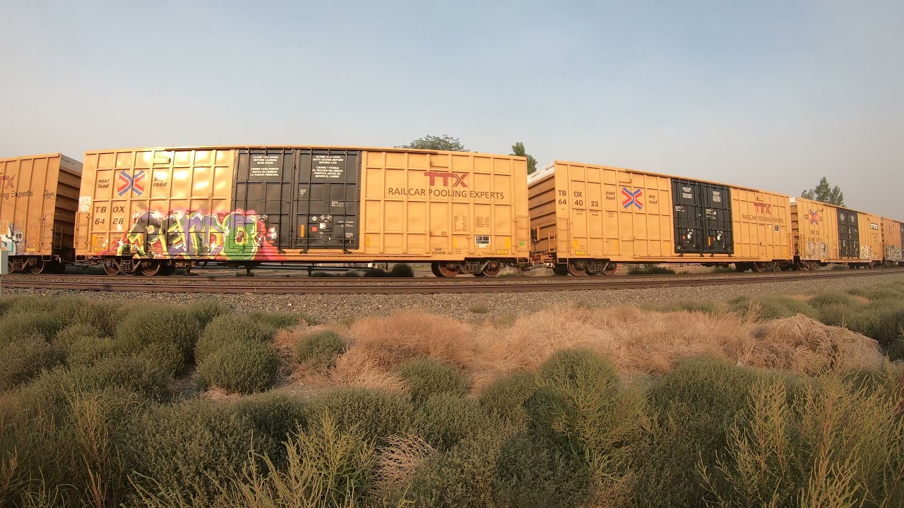 UP freight train, 2160p60 - YouTube