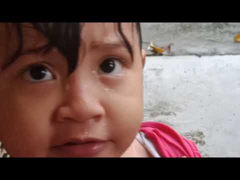 pertama kali bermain & mandi air hujan. || Cilla and family