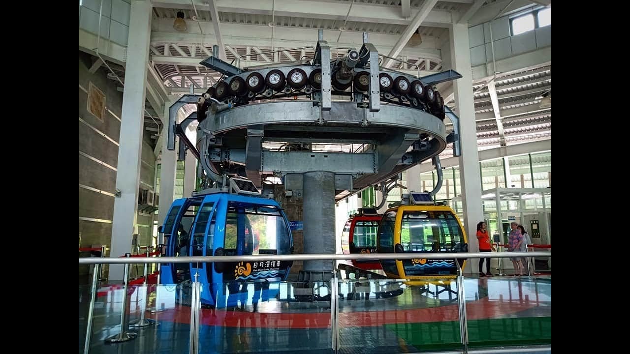 Experiencing Gondola Cable Car at Taipei Taiwan - YouTube