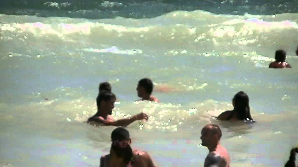 Valuri mari la Costinesti (august 2011) - YouTube