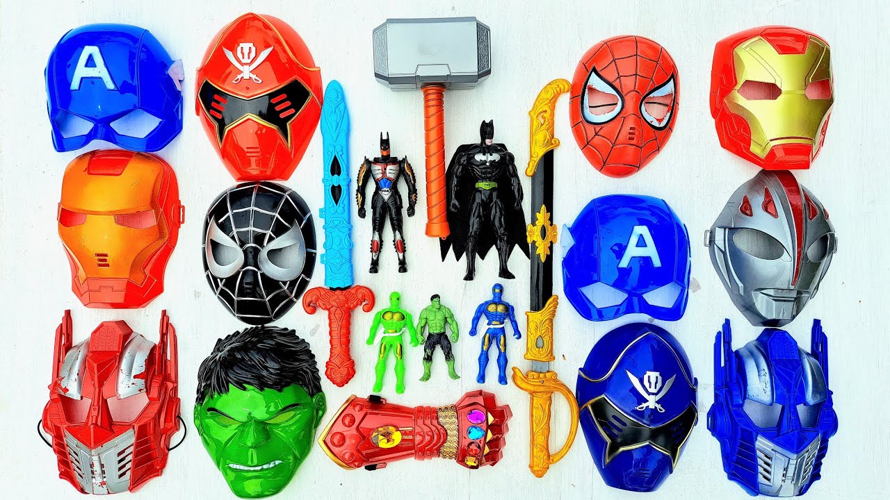 menemukan mainan, topeng, robot, pedang, batman, hulk, transformers ...
