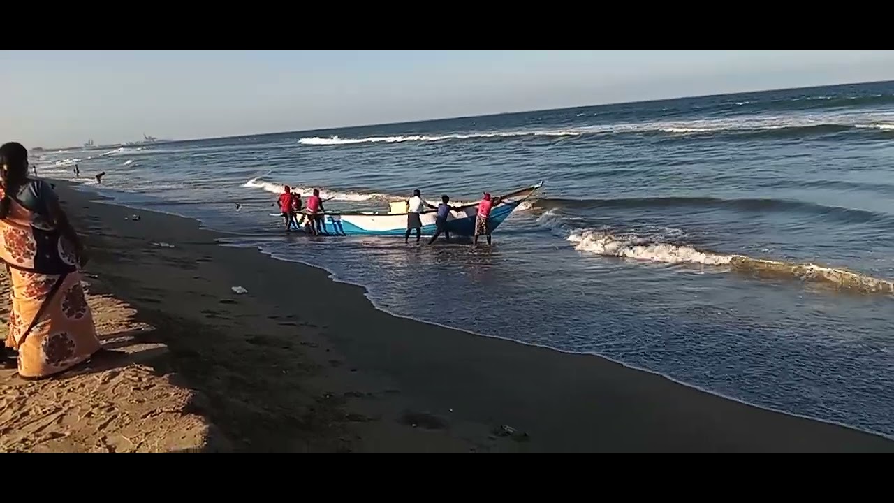 Indian fishing boat in the sea , Samundar me naw ko kaise chelate hai ...