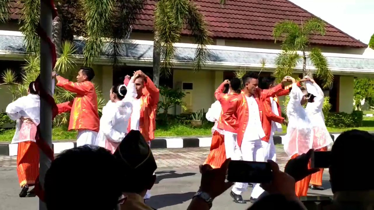 Tarian khas Ambon Manise - YouTube