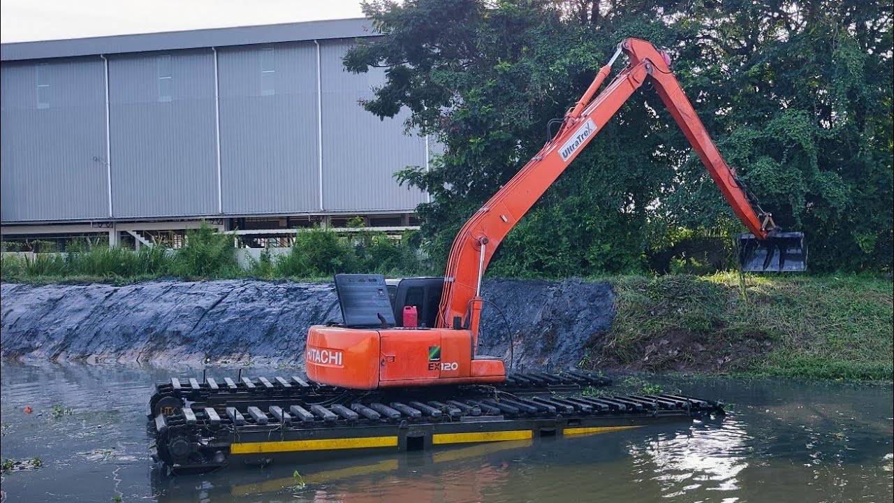 AMPHIBIOUS EXCAVATOR HITACHI EX120 DIGGING MUD RIVER AND MAKING SLOPE ...