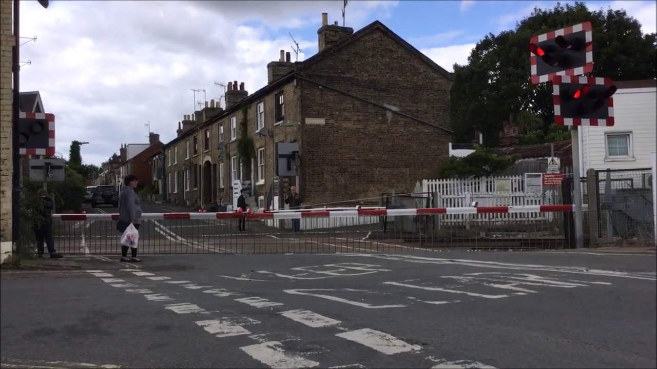 Saxmundham Abion Station Level crossing 19/08/17 - YouTube