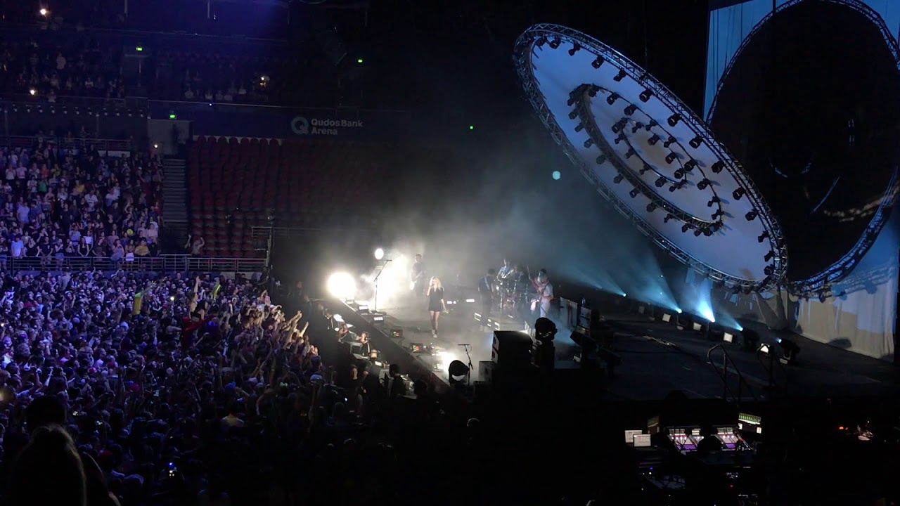 Paramore Sydney 2018 - Misery Business - YouTube