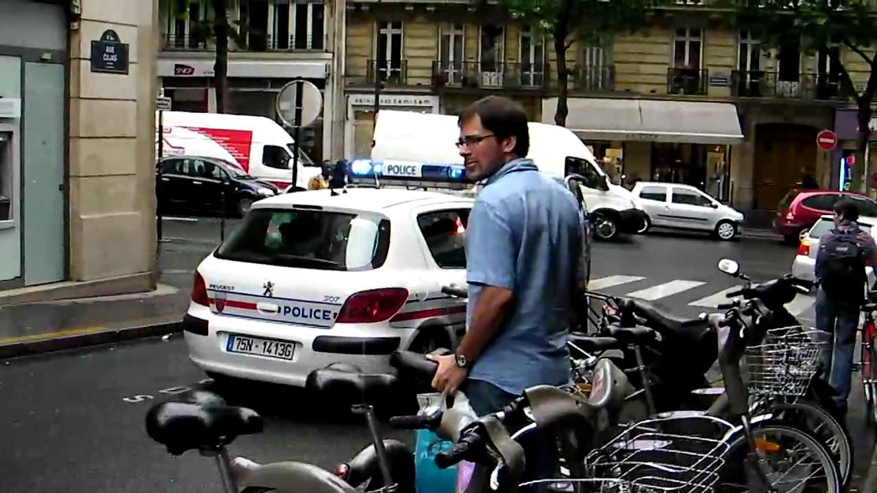 French Police Car Respnding with Loud Siren - YouTube