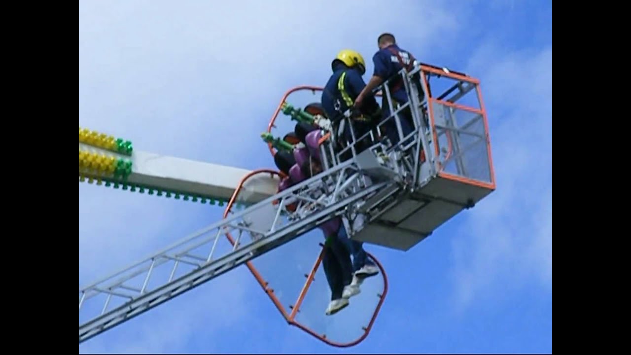 Brean Leisure Park 4 stranded in mid-air on the Xtreme ride - YouTube