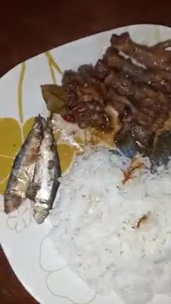 ang sarap ng inihaw n tuyo,adobong paa,pritong is at kamatis,sibuyas ...