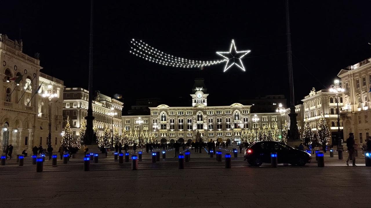 A Trieste è già Natale: accesi alberi e luminarie - YouTube
