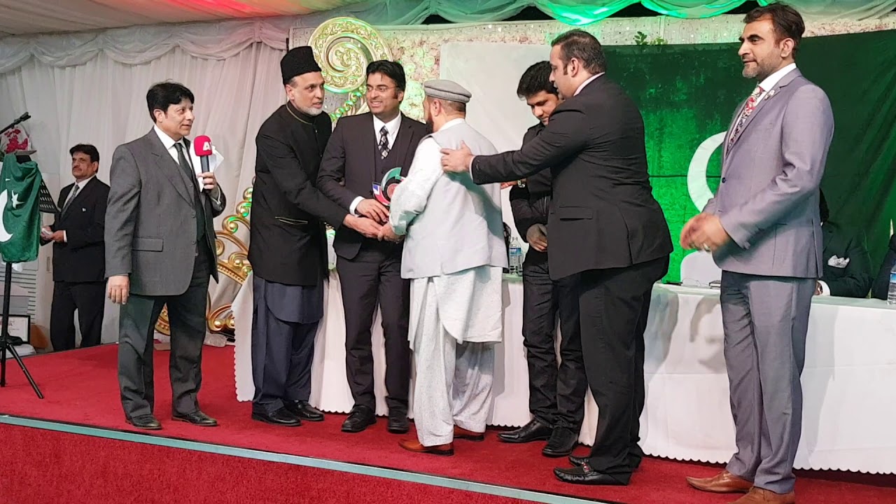 King of catering award receiving haji Raja Mahmood - YouTube