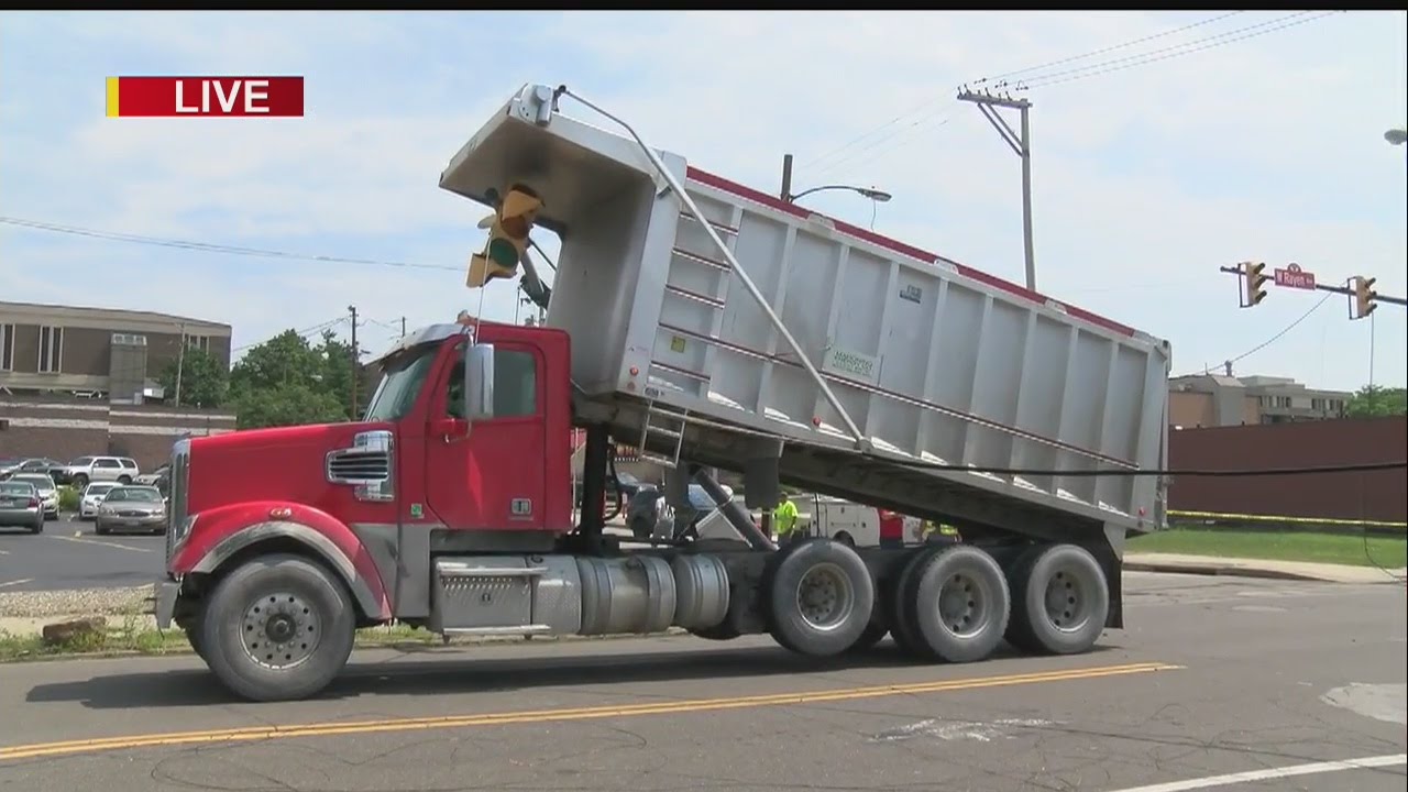 Dump truck tears down traffic lights in Youngstown - YouTube