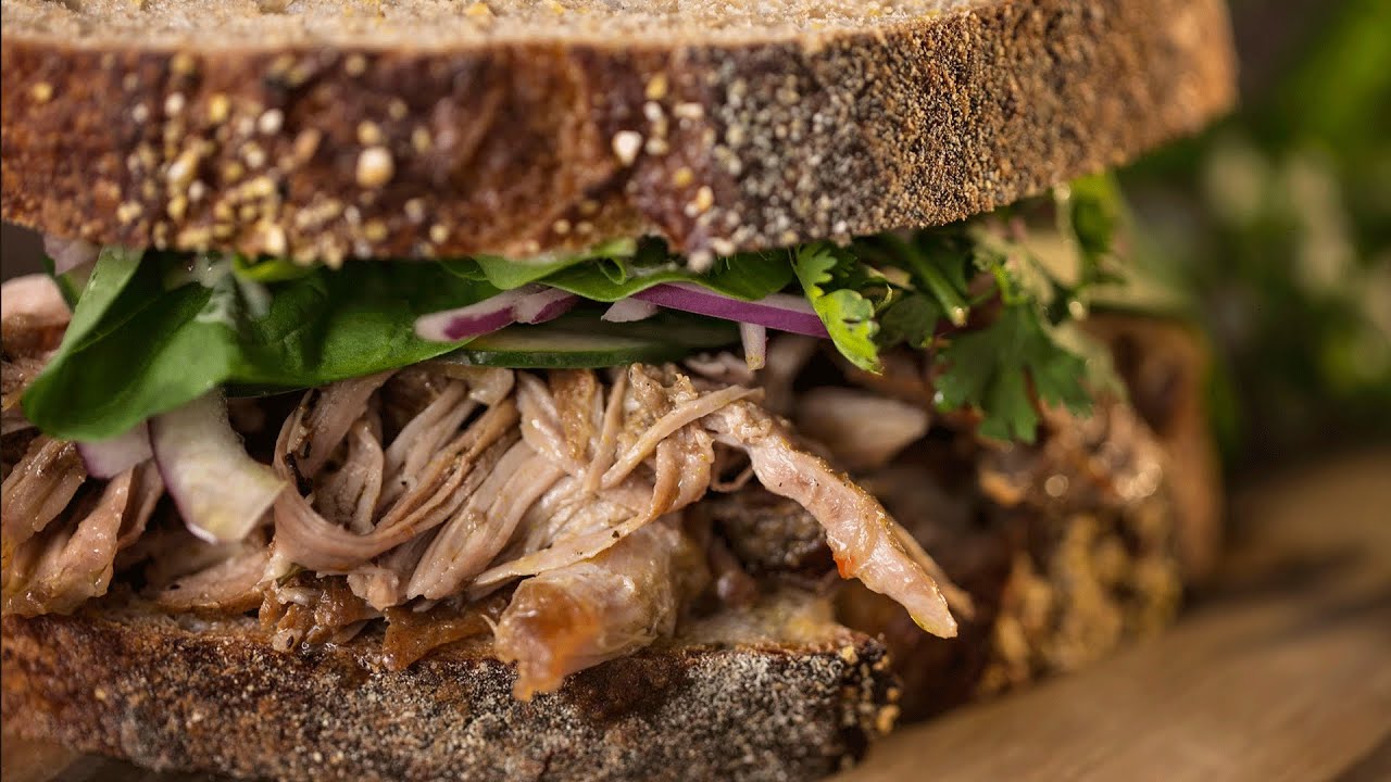 Sándwich de bondiola braseada - Uruguay Pork - YouTube