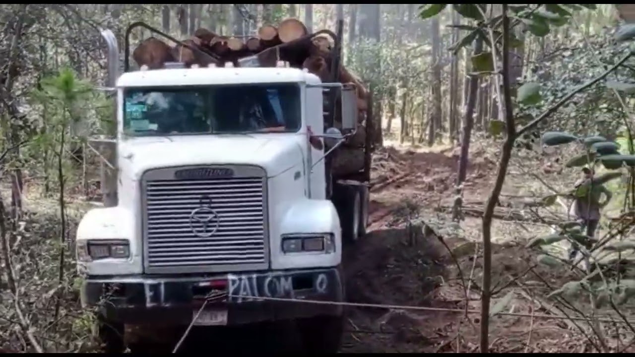 IMPACTANTE: Grua remolcando camion cargado de troseria. - YouTube