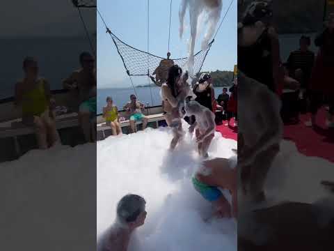 Teknede köpük partisindeyiz🥳#köpük  #tekneturu #parti ##shorts #eğlence #tatilvlog #tatil #eğlence