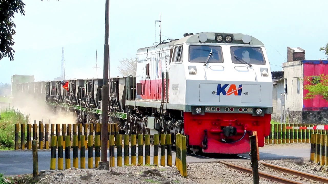FULL DEBU ! KERETA API MENABUR BATU BALLAST DI PERLINTASAN DENGAN ...