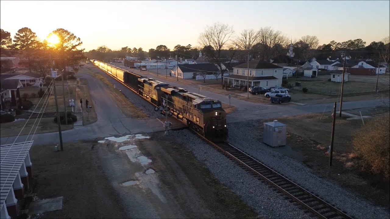 CSX M583 Rides Out Of The Sunset - YouTube