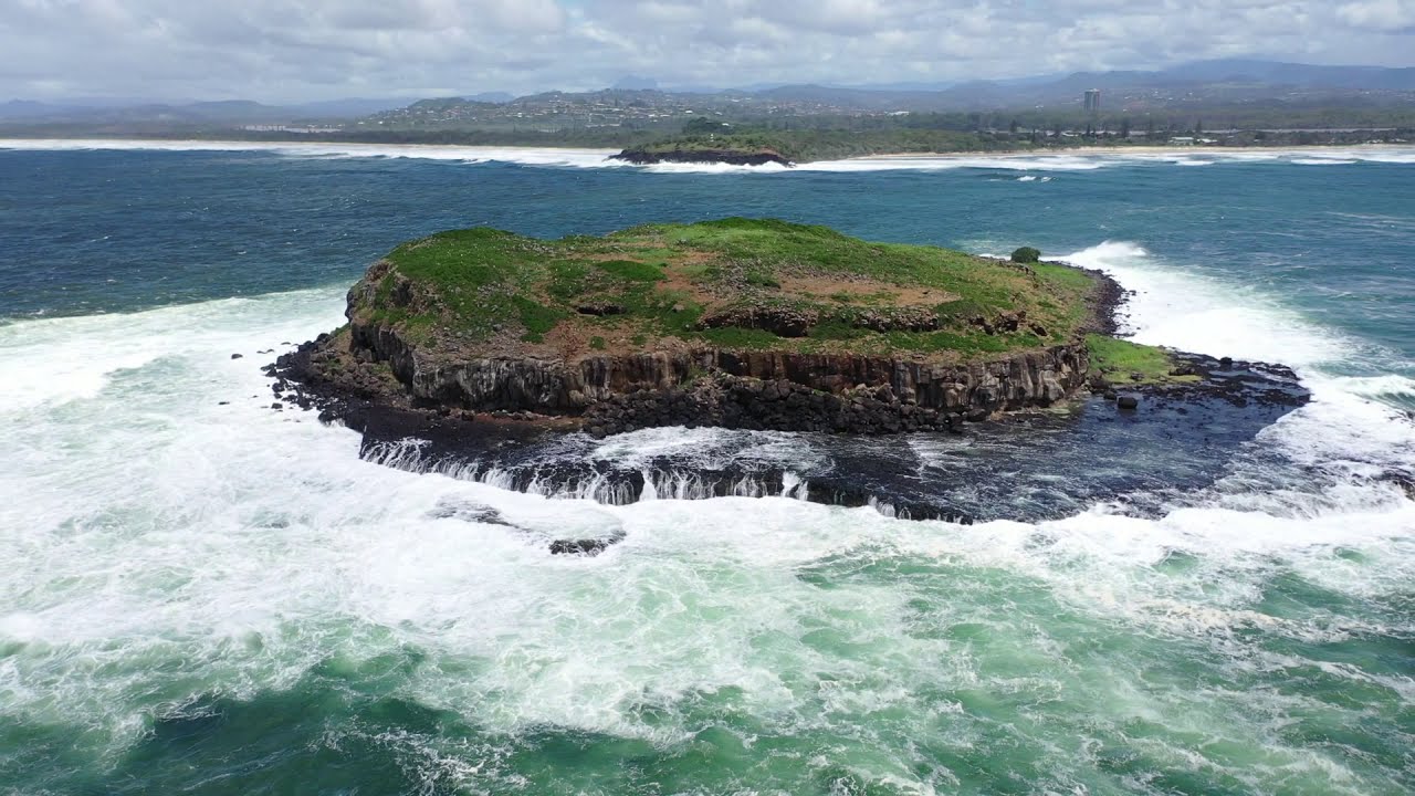 Droning Fingal Heads, Cook Island large swell 45k wind - YouTube