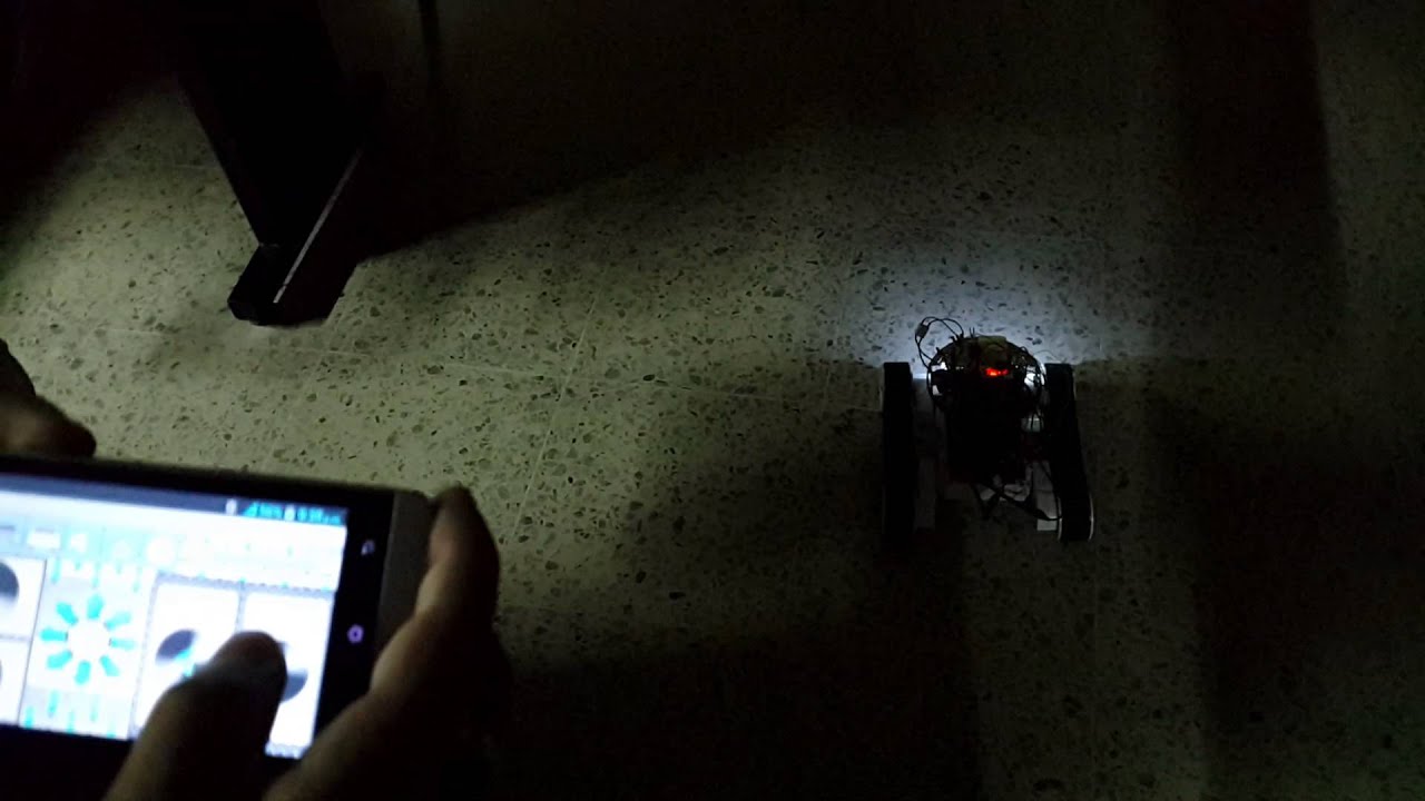 Robot Rover 5 controlada a través de un Smartphone usando una conexión ...
