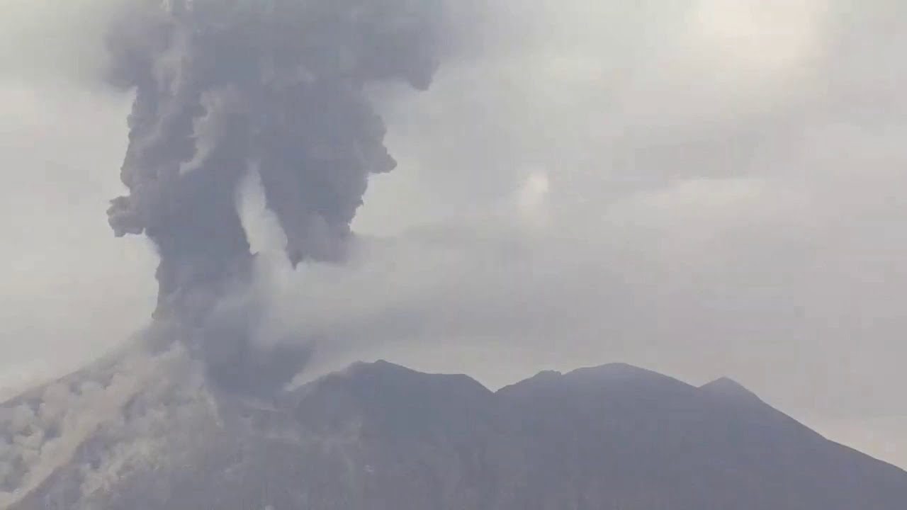 December 2, 2020, ~ Explosion ~ 桜島 ~ Sakurajima Volcano, Japan ~ 11:55 ...