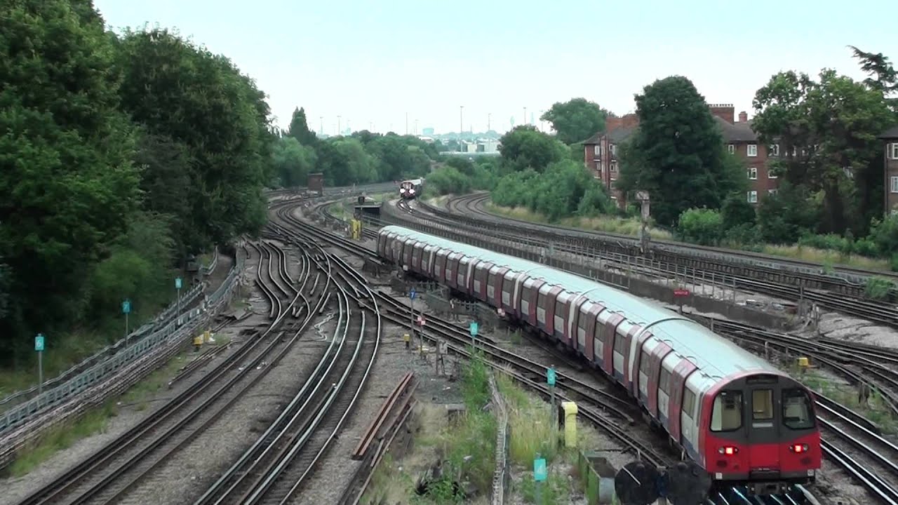 (HD) A North Greenwich bound 1996 Stock Jubilee Line train departs ...