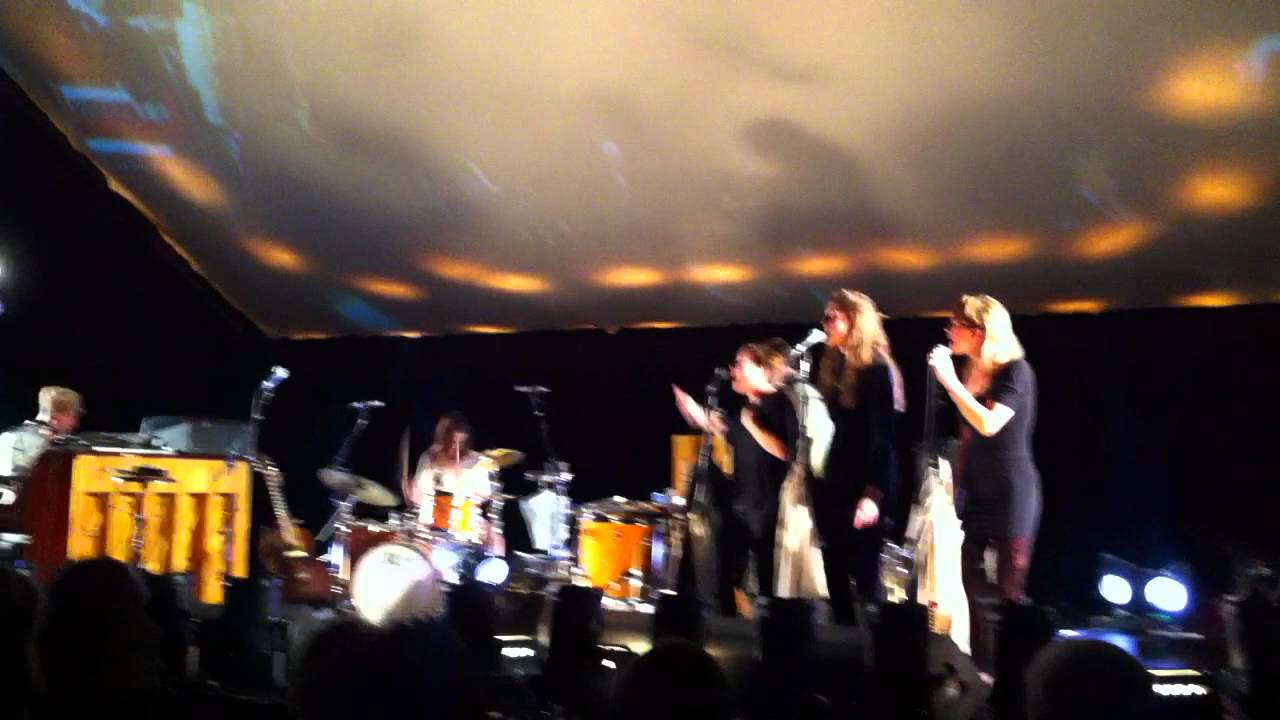 Feist (on drums!!!!) @ Carre Theater Amsterdam - 1234 live - YouTube