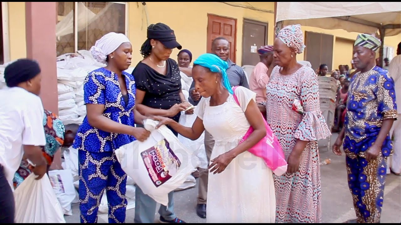 YABA LCDA RESIDENTS SMILE HOME WITH FOOD ITEMS - YouTube