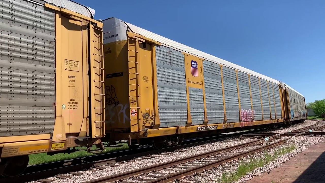 2020-03-25a Union Pacific Autorack Train - YouTube