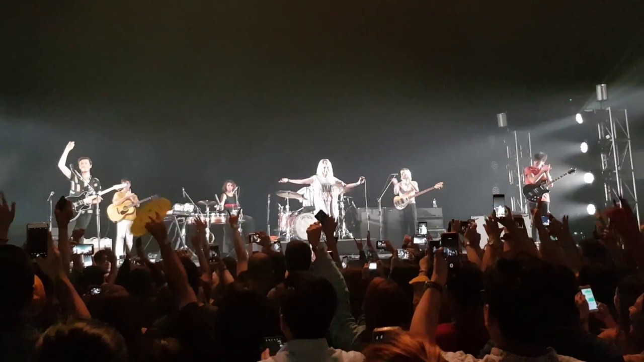 Paramore Manila Concert 2018 - Band introduction + Caught in the Middle ...