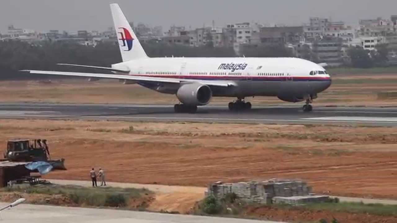VERY STEEP Boeing 777 Takeoff - YouTube