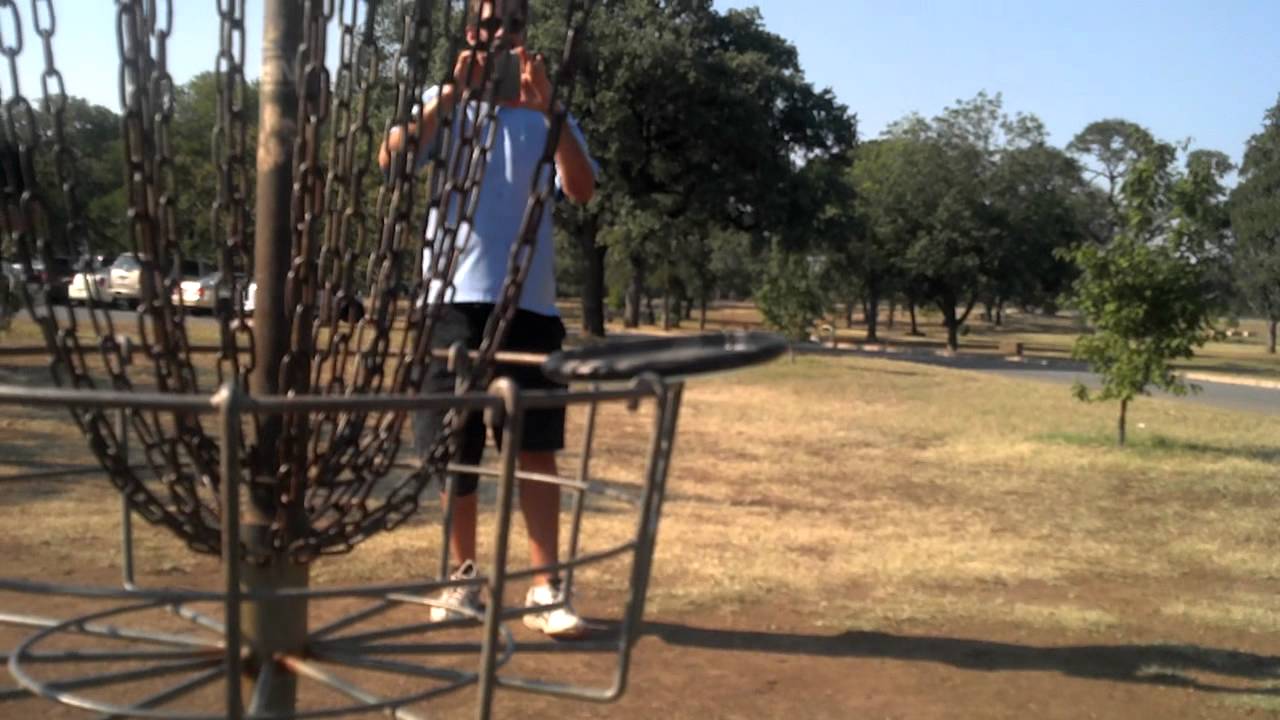 Crazy hanging disc golf putt. - YouTube