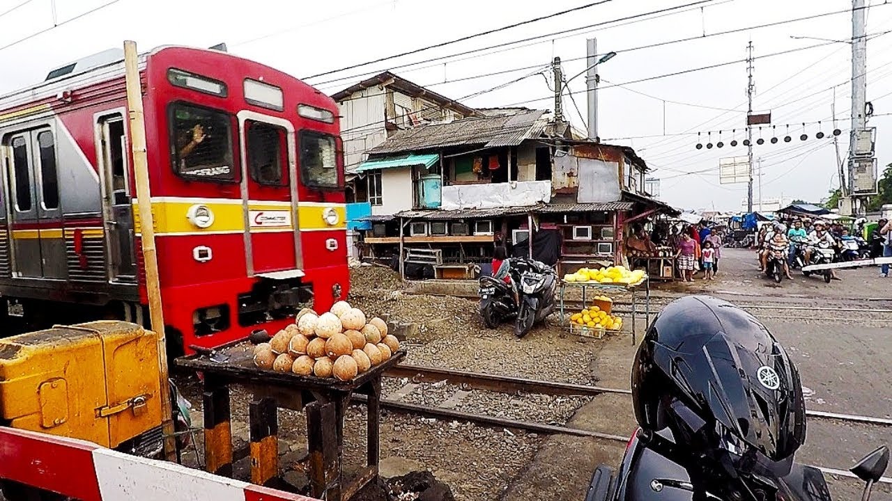 [ 1 ] NGABUBURIT ! Perlintasan Kereta Api KRL Pasar Pesing JPL 8 ...