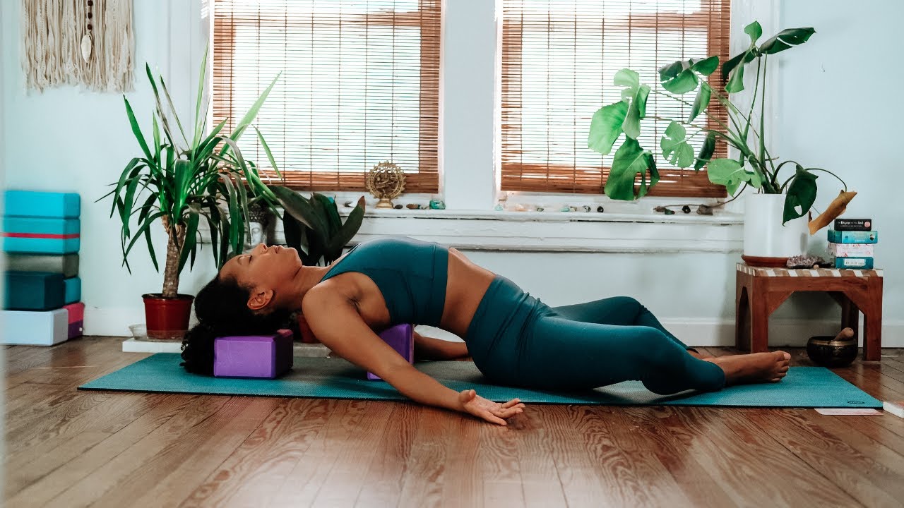 25 MIN. BEGINNERS ALIGNMENT| HEART OPENERS| CHEST + SHOULDER STRETCHES ...