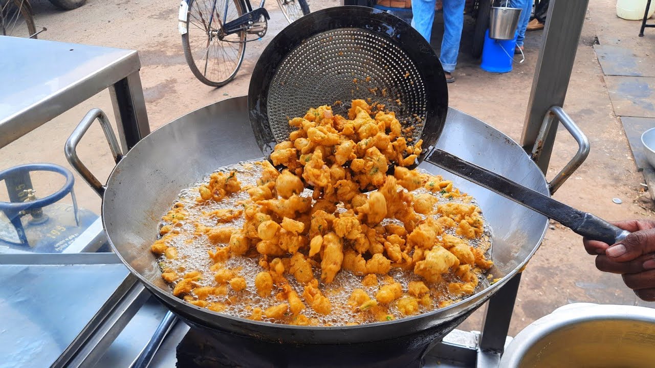 Most Famous & Super Tasty Kanda Bhaji Of Sangli | Rs 25 | Indian Street ...