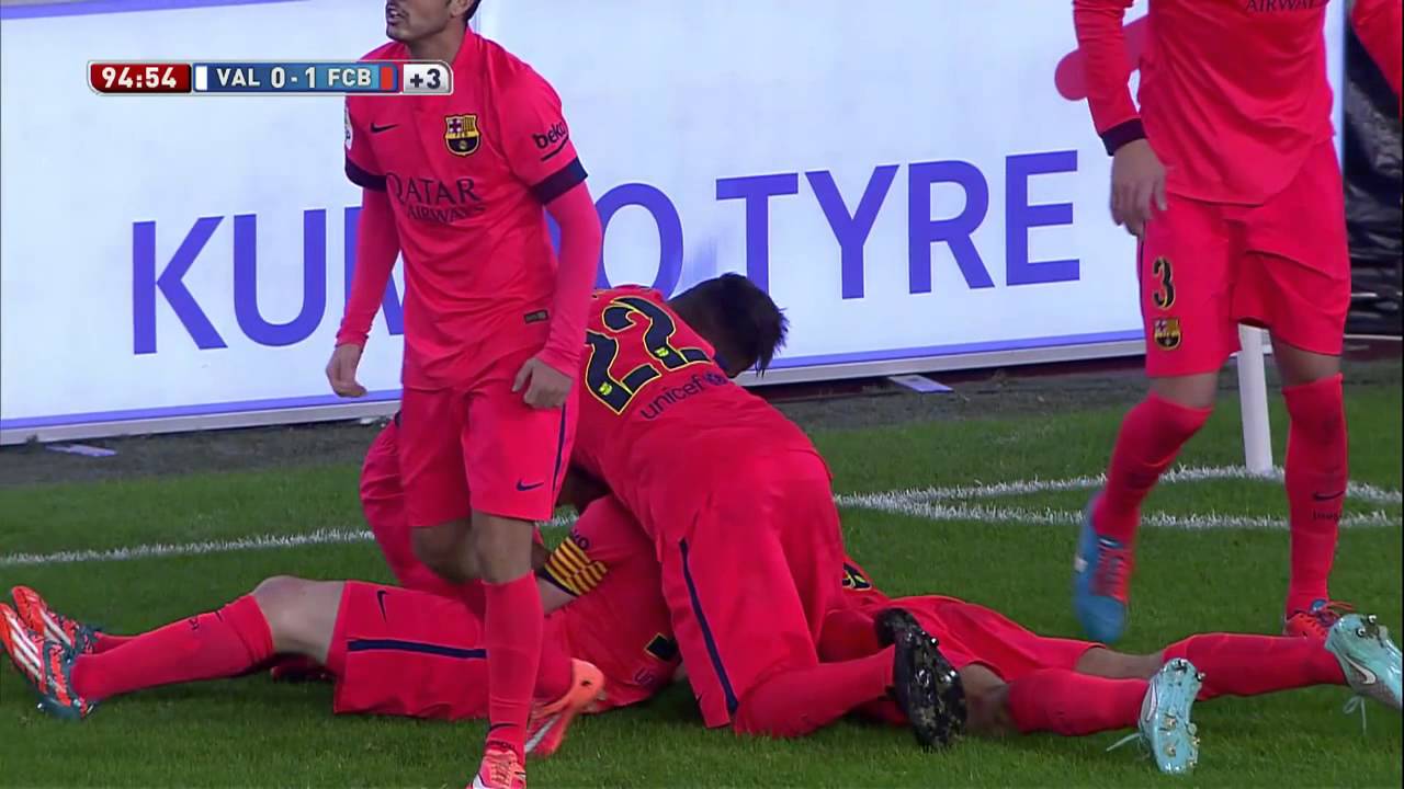 Messi Hit in the Head by Water Bottle | Valencia vs Barcelona 0-1 ...