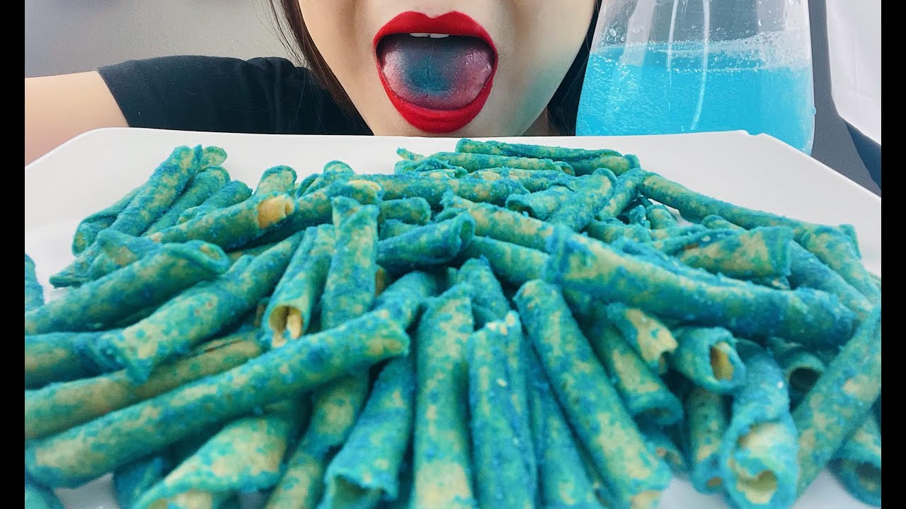 Blue takis and berry soda mukbang ASMR - YouTube