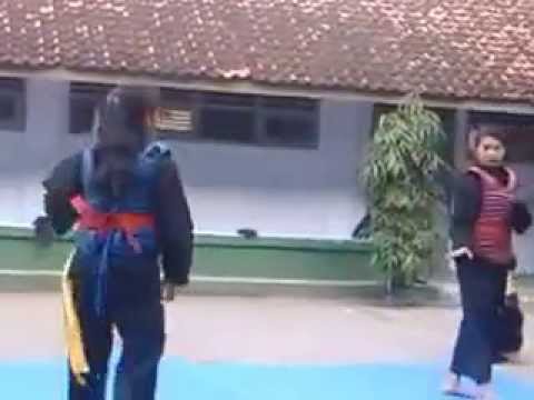 Pencak Silat gadis SMP