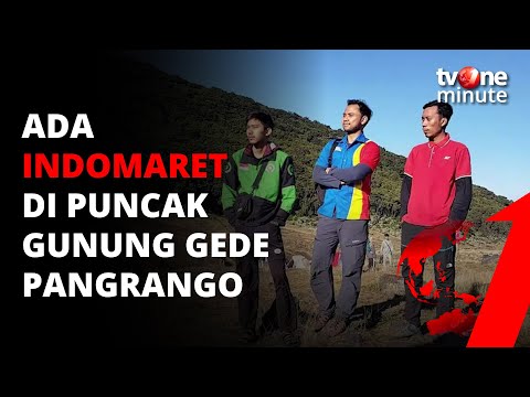 KOCAK! Pria Ini Pakai Seragam Indomaret di Puncak Gunung Gede Pangrango!