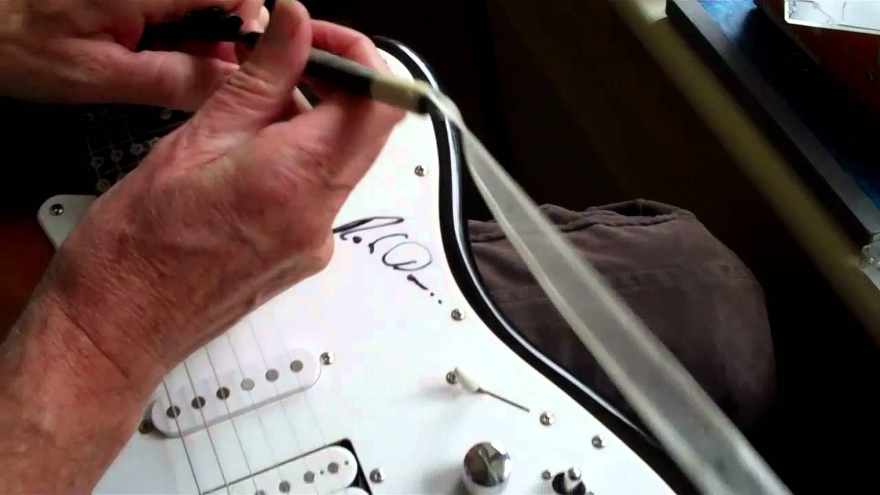 Rob Davis of MUD Signing my Guitar - YouTube