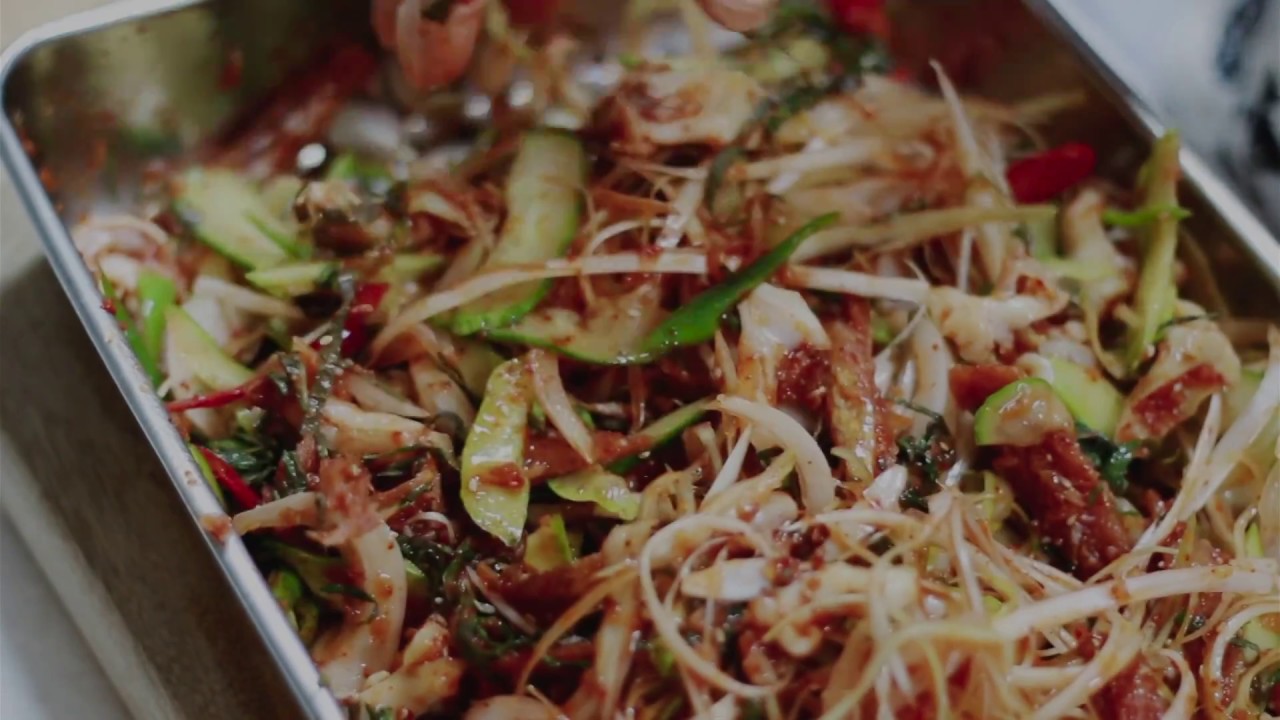 백골뱅이 소면말이 (Spicy Sea Snails with Thin Noodles) - YouTube
