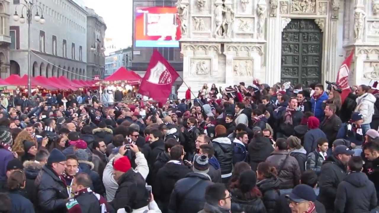Ultras Trapani in Piazza Duomo 4-12-13 (Milano) - YouTube