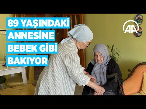89 yaşındaki annesine bebek gibi bakıyor