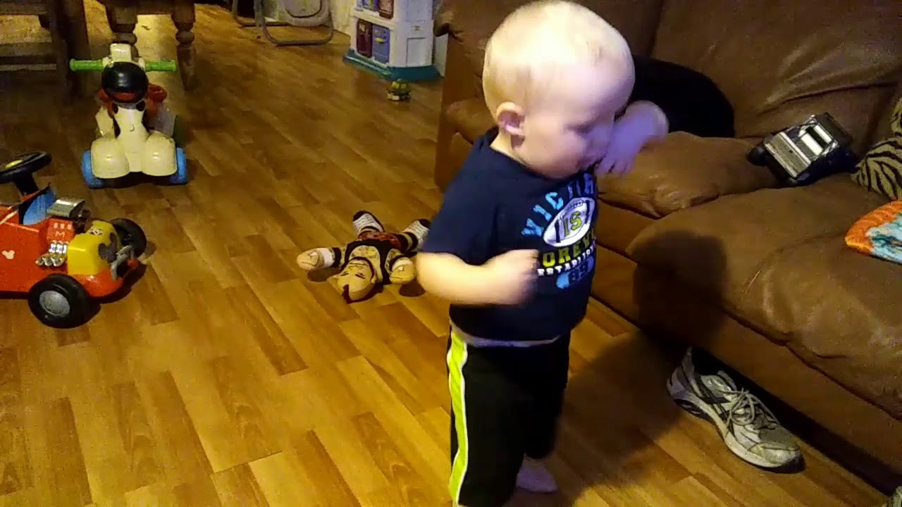 Adorable baby doing fortnight dance - YouTube