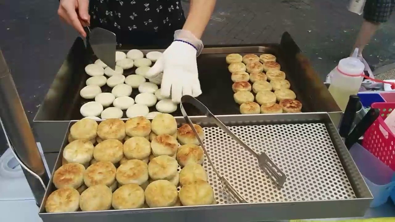 Taiwan Street Food - Yilan Onion Pie Is Damn Good - YouTube