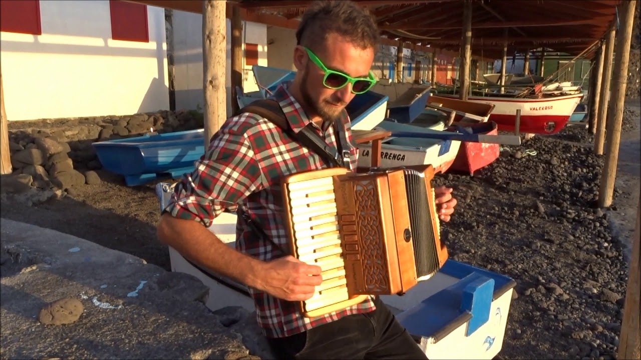 Arend alla fisarmonica LA LAMBADA - YouTube