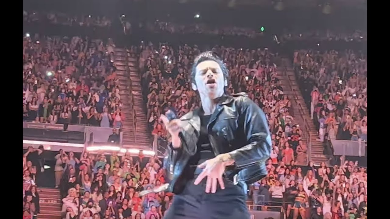 Harry Styles- Daydreaming at Harryween 2022 Intro - YouTube