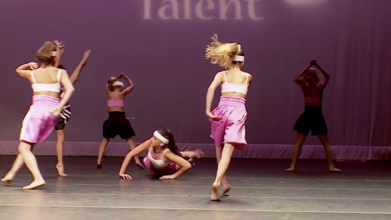 Dance Moms - Fight Camp (S7, E1) - YouTube
