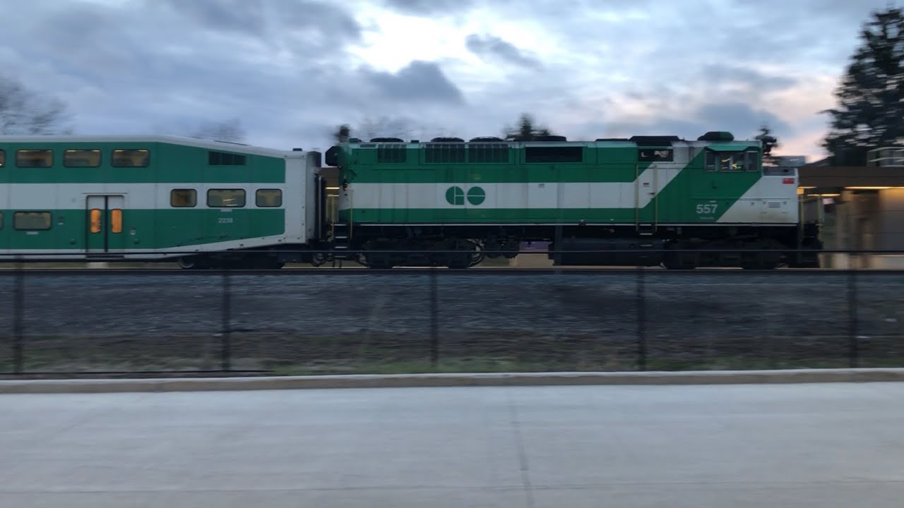 GO Transit F59PH 557 at Cooksville GO station - YouTube