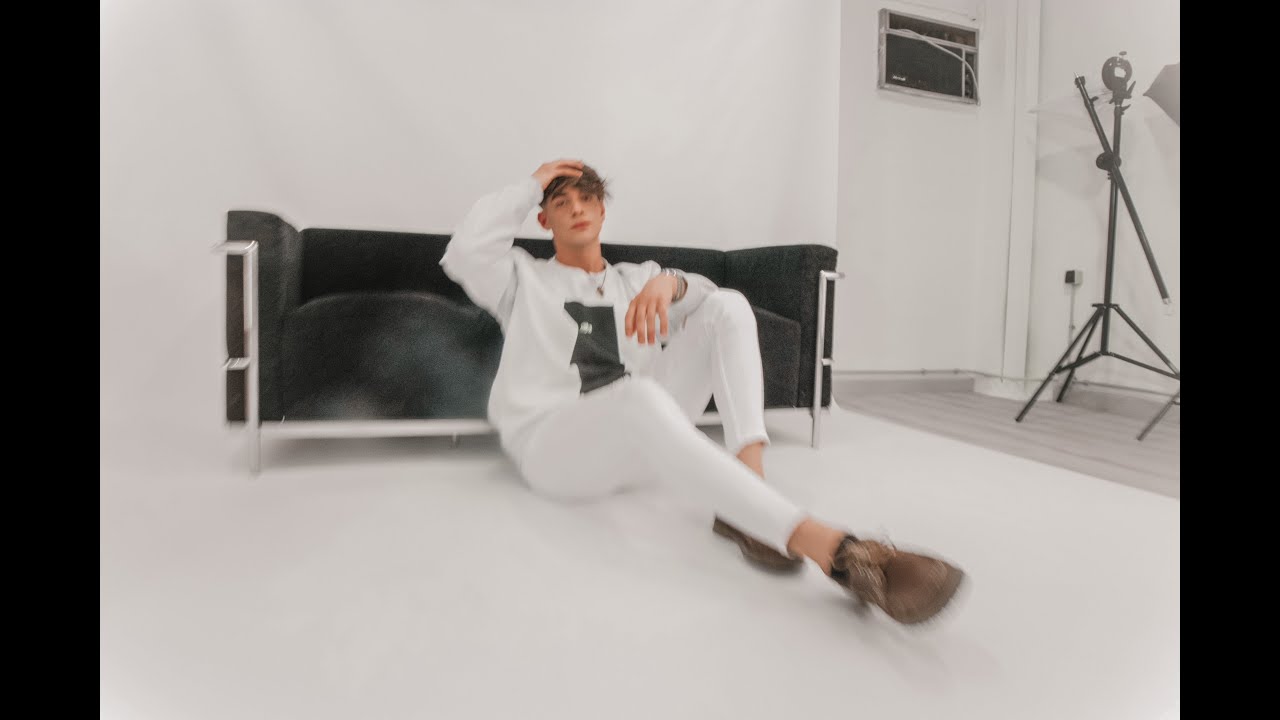 Melli - En Repeat (Video Oficial) - YouTube
